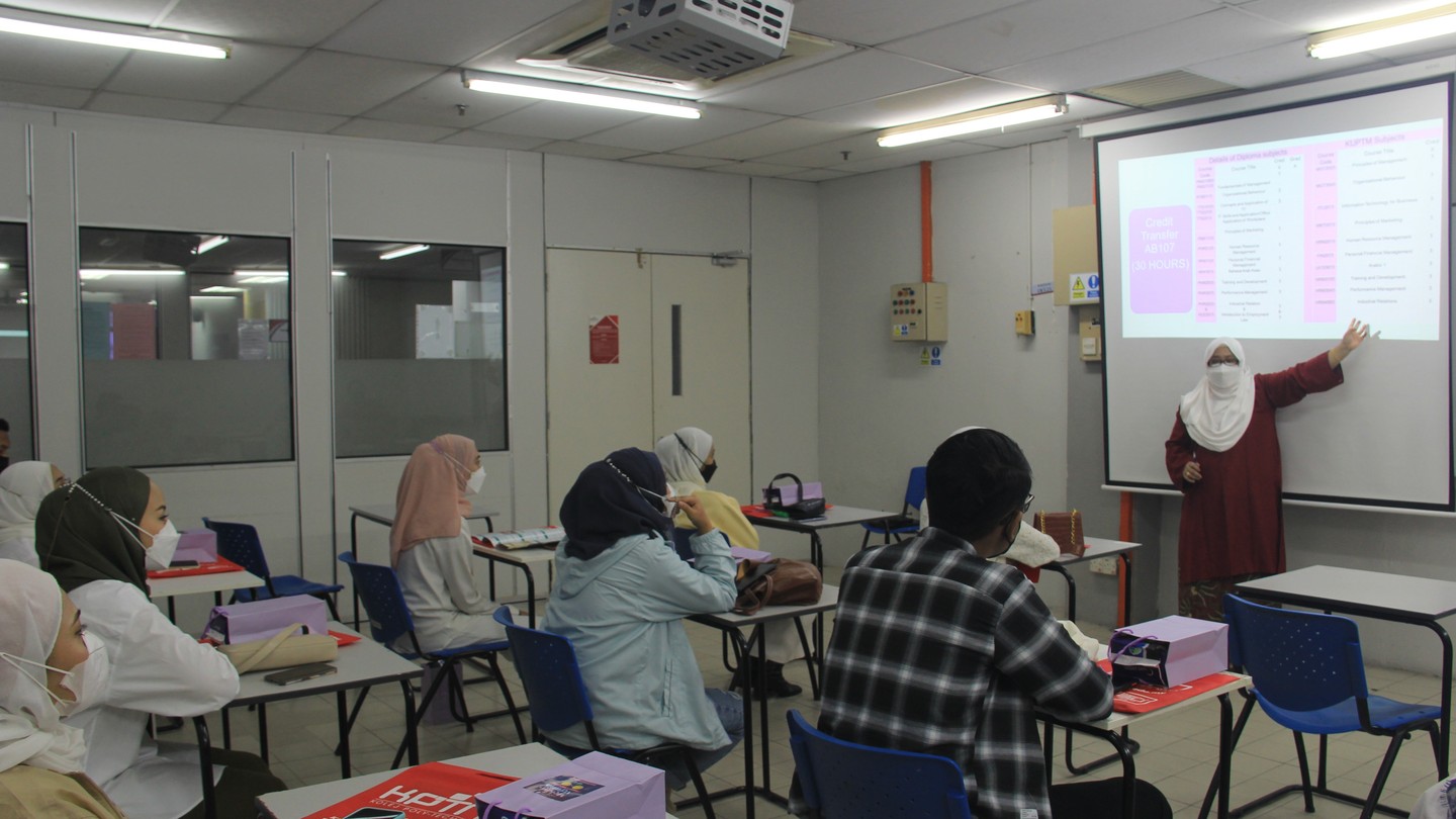 Lawatan Pelajar Kolej Poly-Tech MARA Batu Pahat Ke Kolej Universiti ...
